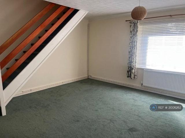 3 bedroom end of terrace house to rent