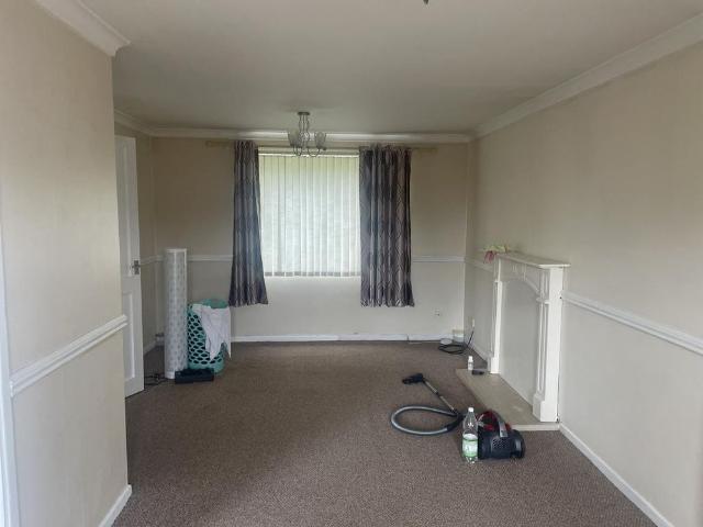 3 bedroom end of terrace house to rent
