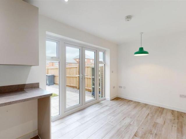 3 bedroom end of terrace house to rent