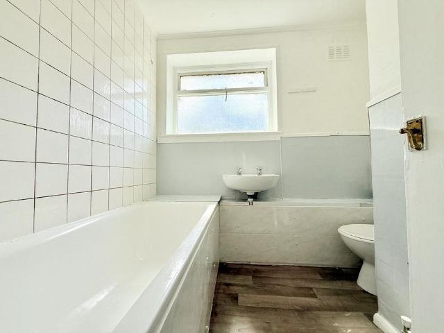 3 bedroom end of terrace house to rent