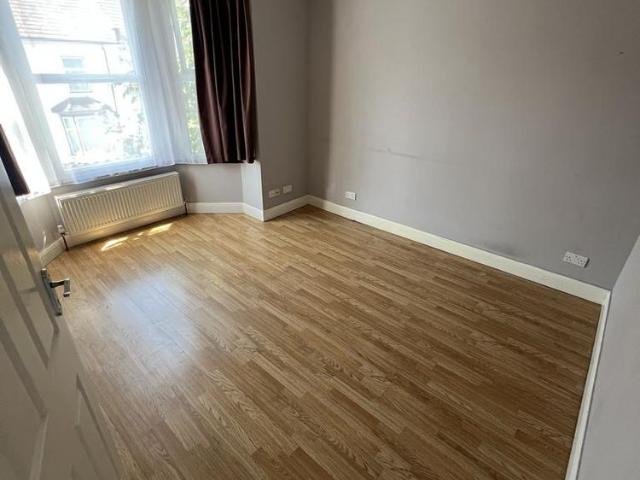3 bedroom end of terrace house to rent