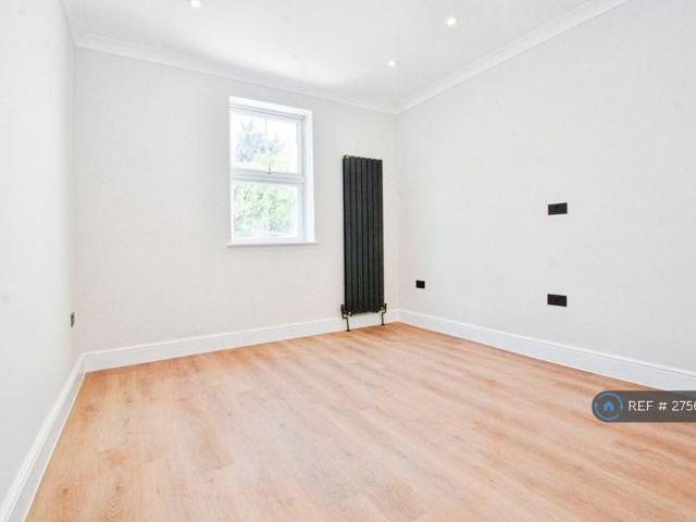 3 bedroom end of terrace house to rent