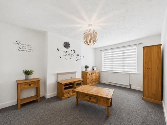 3 bedroom end of terrace house to rent