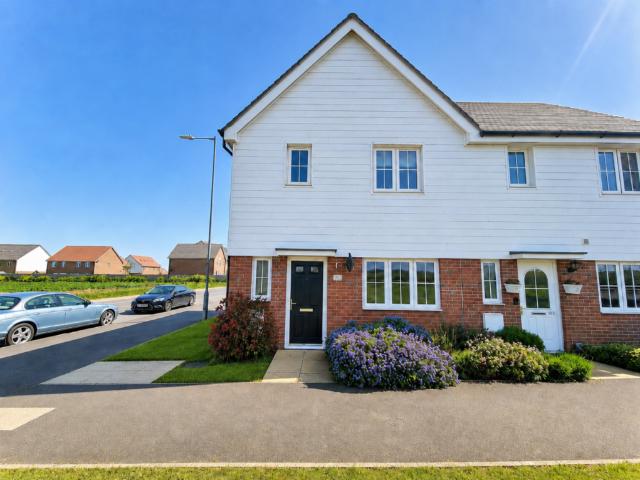 3 bedroom end of terrace house to rent