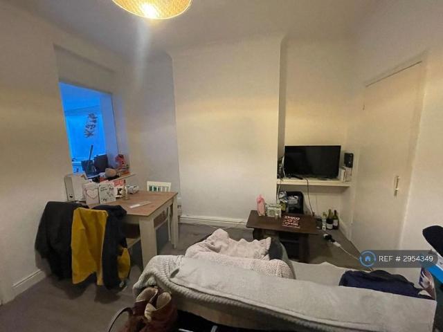 3 bedroom end of terrace house to rent