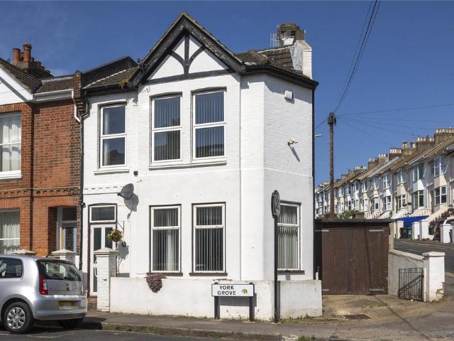 3 bedroom end of terrace house to rent