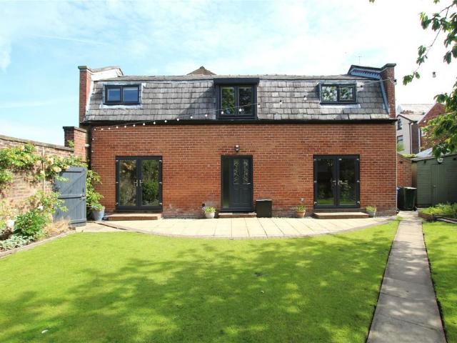 3 bedroom end of terrace house to rent