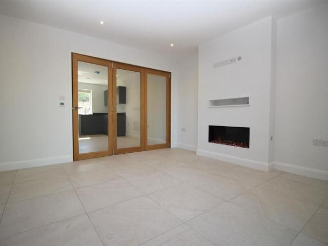 3 bedroom end of terrace house to rent