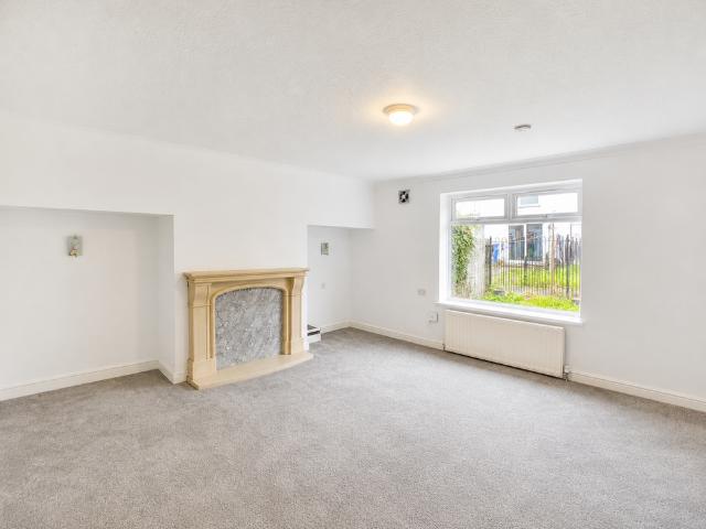 3 bedroom end of terrace house to rent