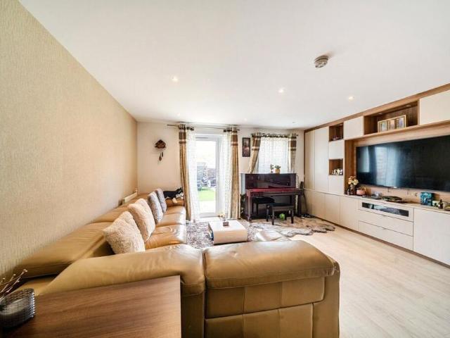 3 bedroom end of terrace house to rent