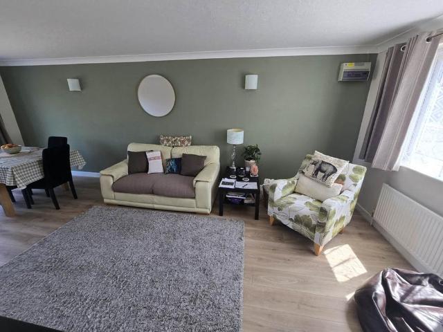 3 bedroom end of terrace house to rent