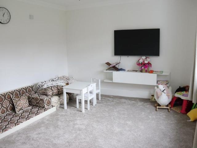 3 bedroom end of terrace house to rent