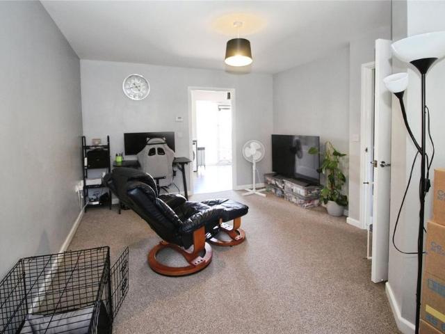 3 bedroom end of terrace house to rent