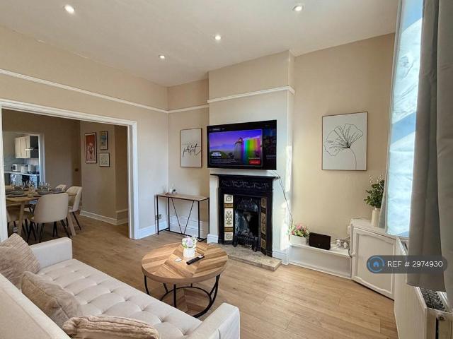 3 bedroom end of terrace house to rent