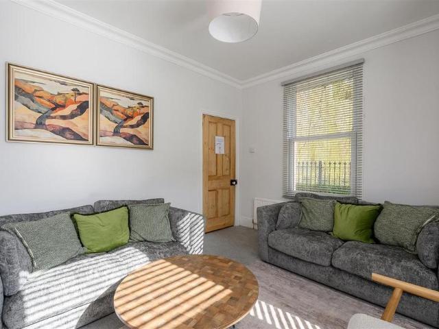 3 bedroom end of terrace house to rent