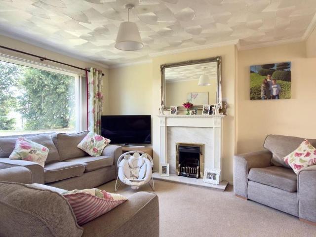 3 bedroom end of terrace house to rent