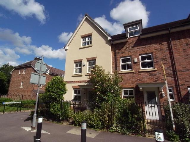 3 bedroom end of terrace house to rent