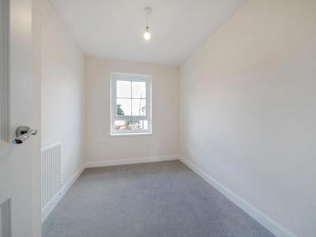 3 bedroom end of terrace house to rent