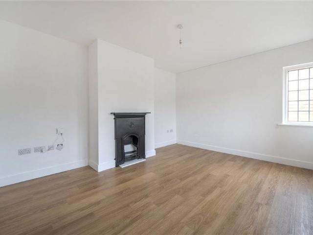 3 bedroom end of terrace house to rent
