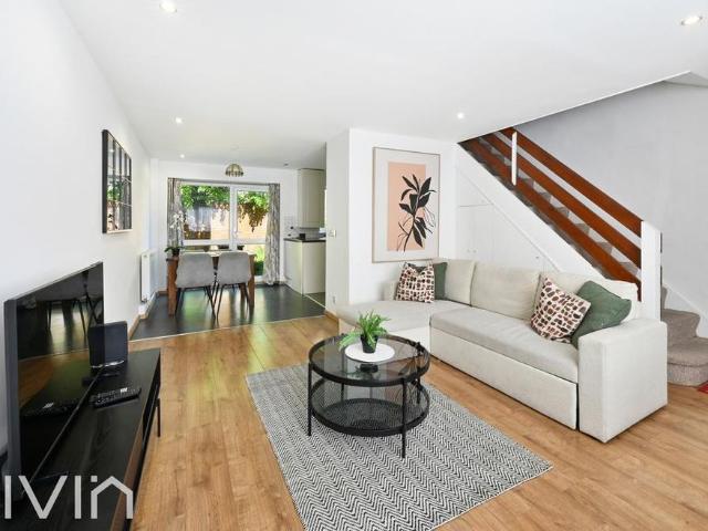 3 bedroom end of terrace house to rent