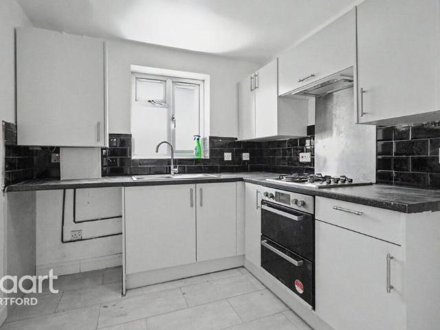 3 bedroom end of terrace house to rent