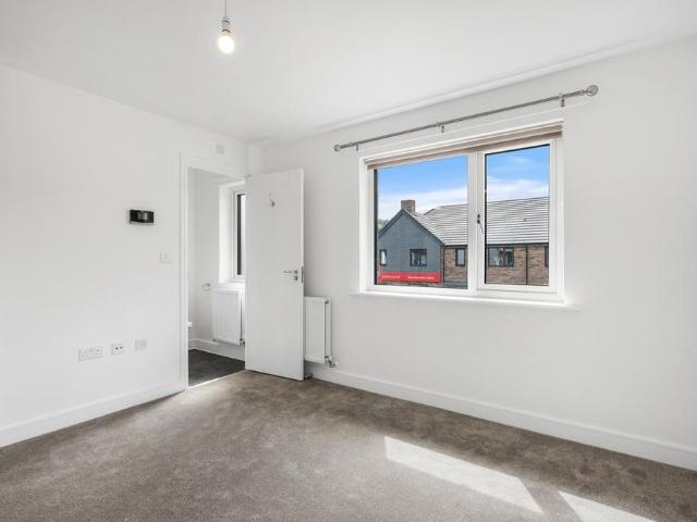 3 bedroom end of terrace house to rent