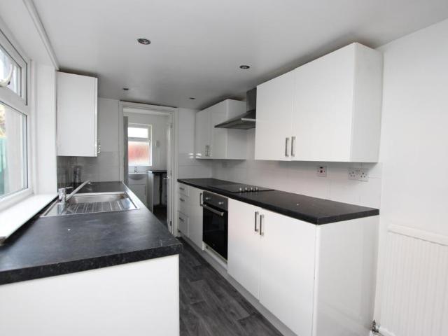 3 bedroom end of terrace house to rent
