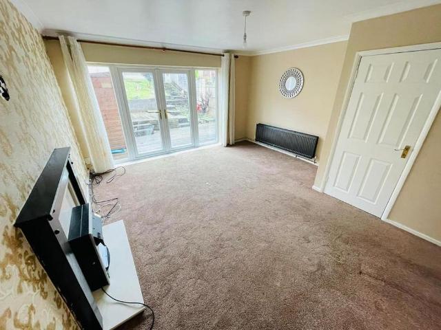 3 bedroom end of terrace house to rent