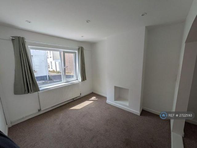 3 bedroom end of terrace house to rent