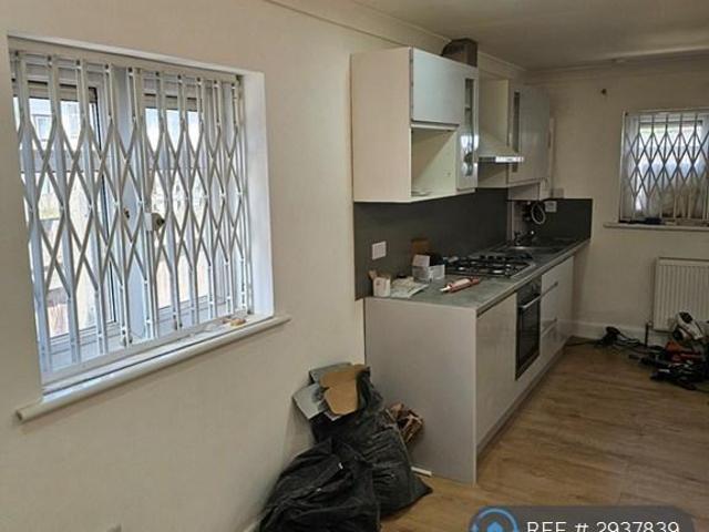 3 bedroom end of terrace house to rent