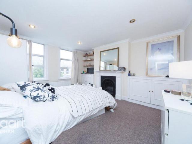 3 bedroom end of terrace house to rent