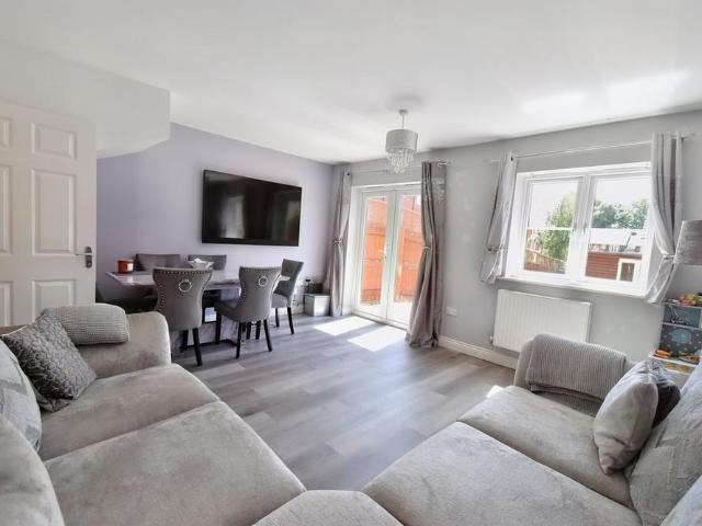 3 bedroom end of terrace house to rent