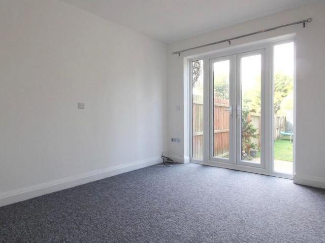 3 bedroom end of terrace house to rent