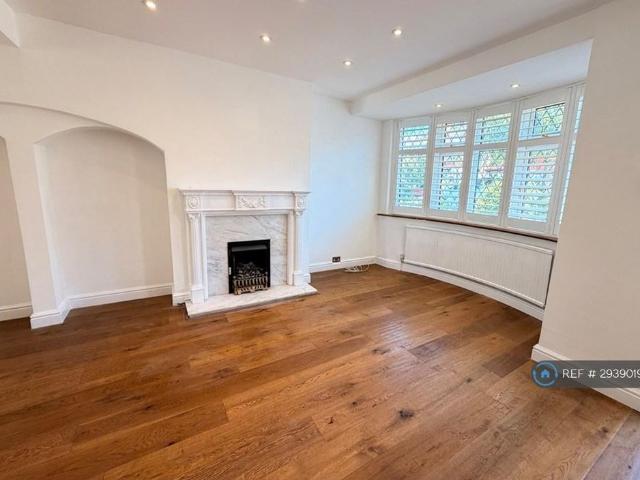 3 bedroom end of terrace house to rent