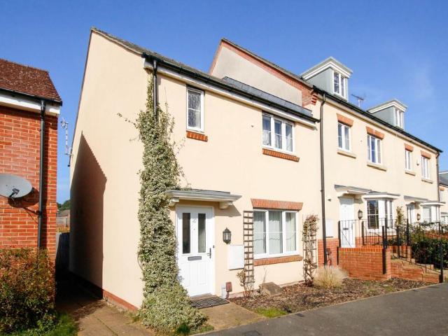 3 bedroom end of terrace house to rent