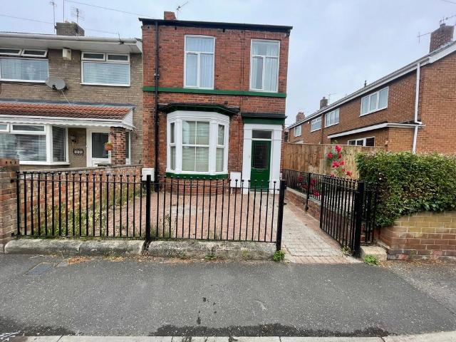 3 bedroom end of terrace house to rent