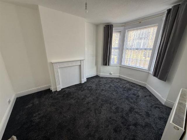 3 bedroom end of terrace house to rent