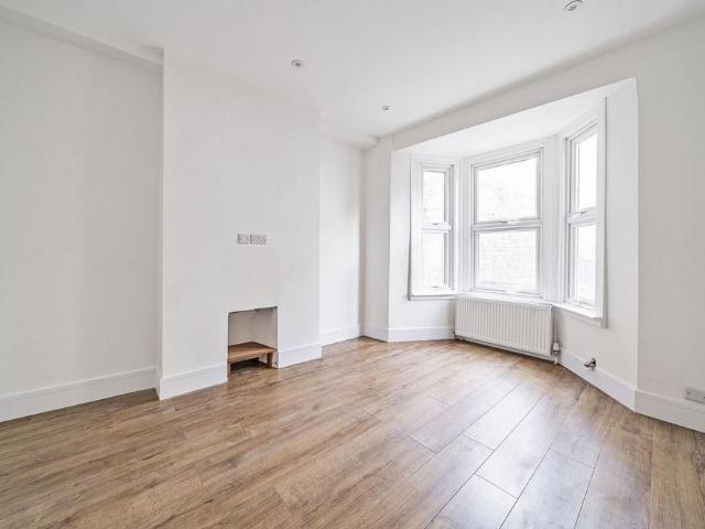 3 bedroom end of terrace house to rent