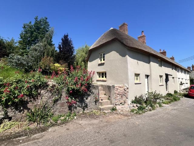 3 bedroom end of terrace house to rent