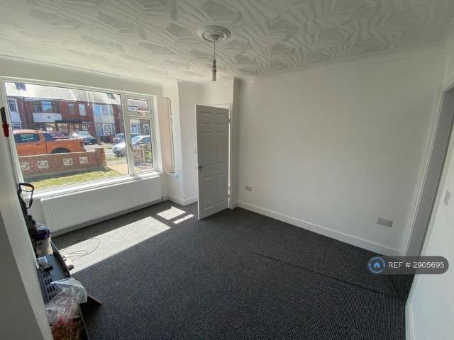 3 bedroom end of terrace house to rent