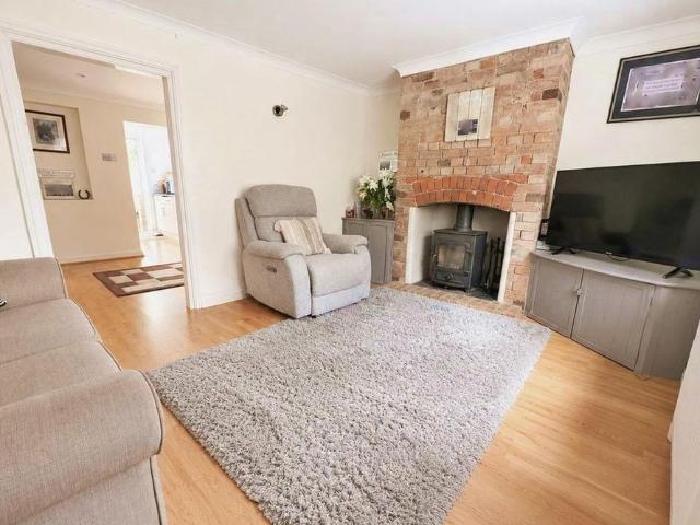 3 bedroom end of terrace house to rent
