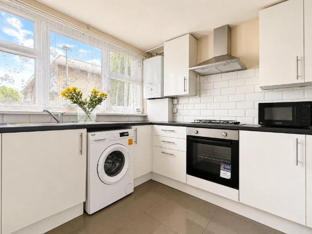 3 bedroom end of terrace house to rent