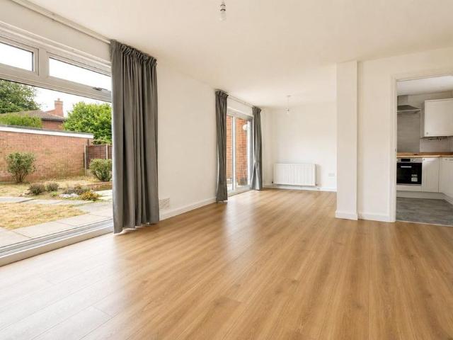 3 bedroom end of terrace house to rent
