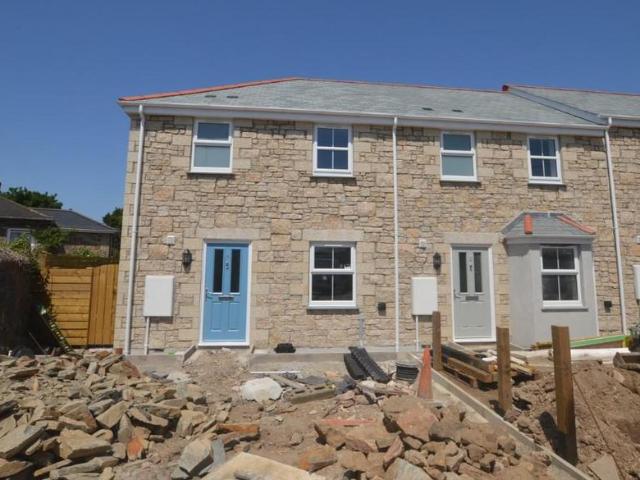 3 bedroom end of terrace house to rent