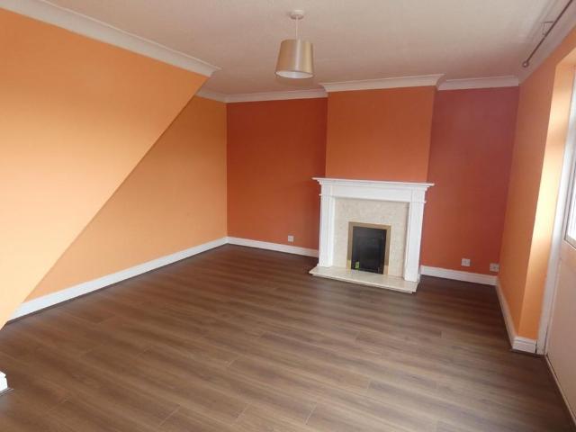 3 bedroom end of terrace house to rent