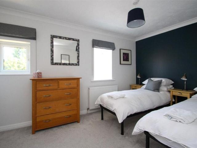3 bedroom end of terrace house to rent