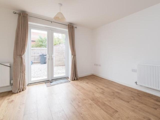 3 bedroom end of terrace house to rent