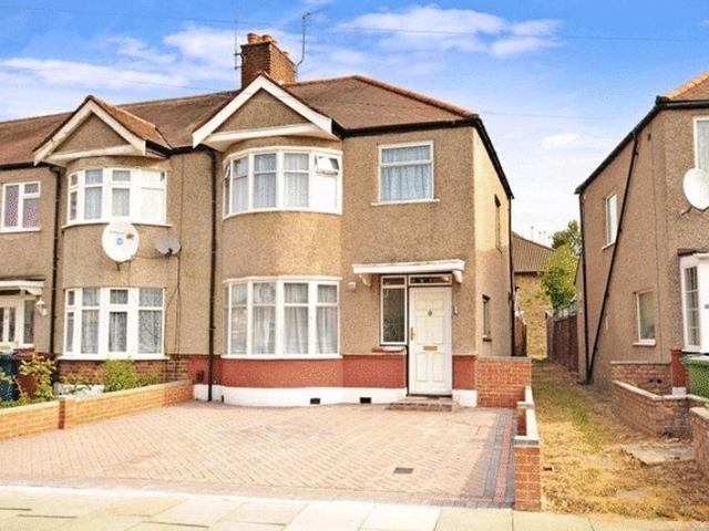 3 bedroom end of terrace house to rent