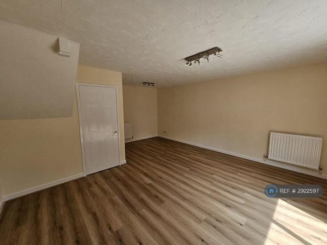 3 bedroom end of terrace house to rent