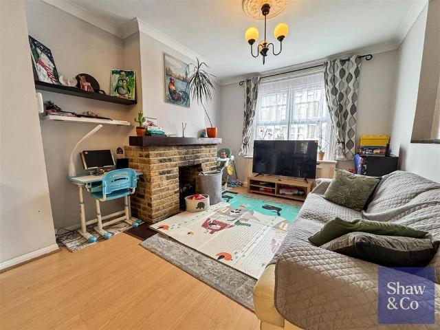 3 bedroom end of terrace house to rent
